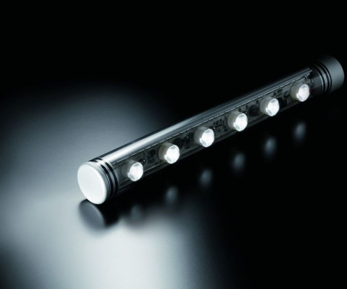 Linear Tube di B LIGHT illumina la Torre Merville a Jesolo